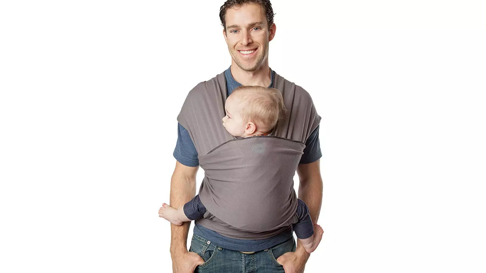 मोबी क्लासिक बेबी रॅपमध्ये बाळाला घेऊन जाणारा माणूस.