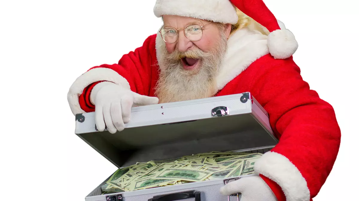 Santa Claus membuka koper baja penuh uang tunai.