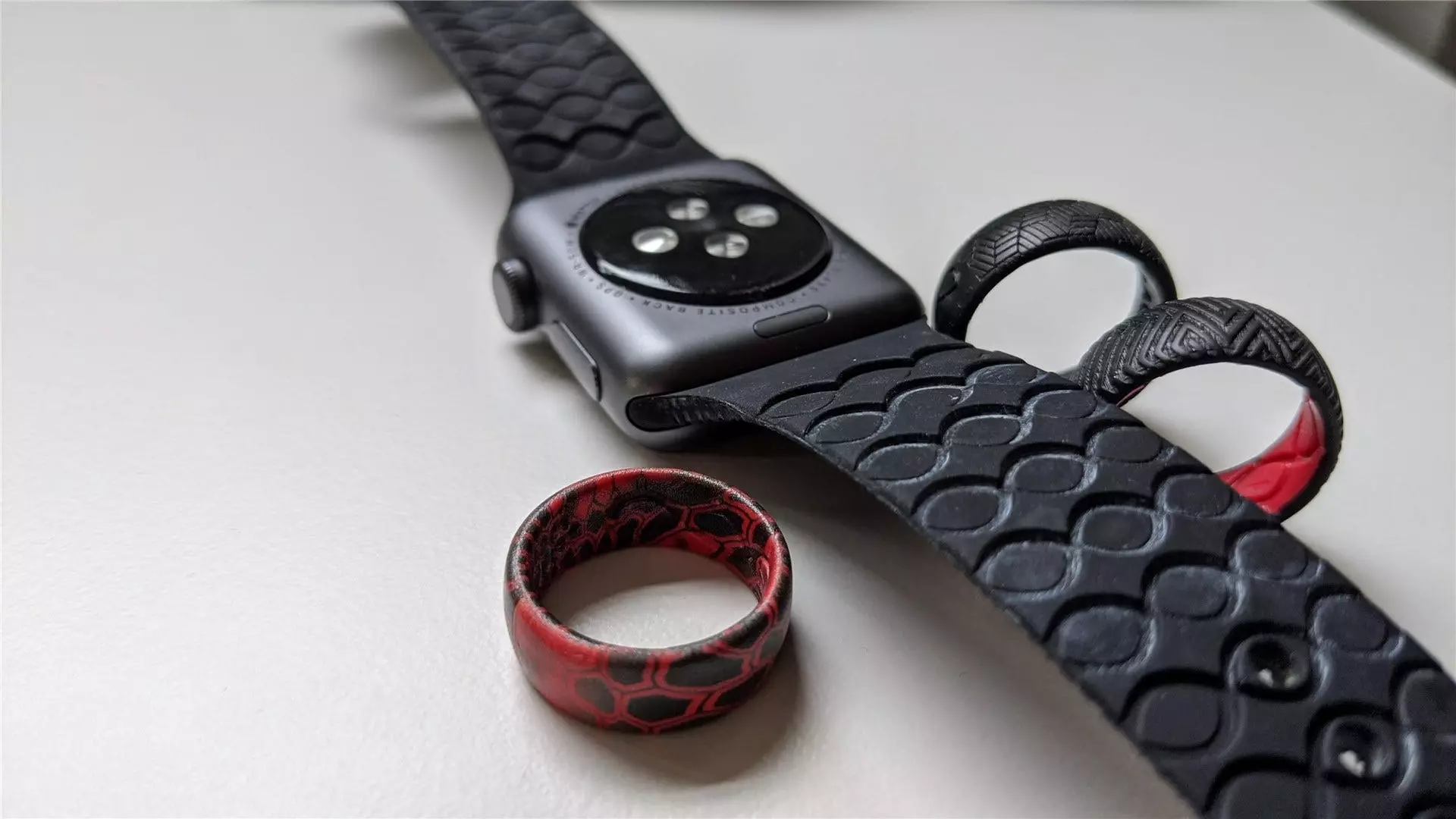 “Groove Life Rings” we “Apple Watch Band” syn: Groowy, Çaga