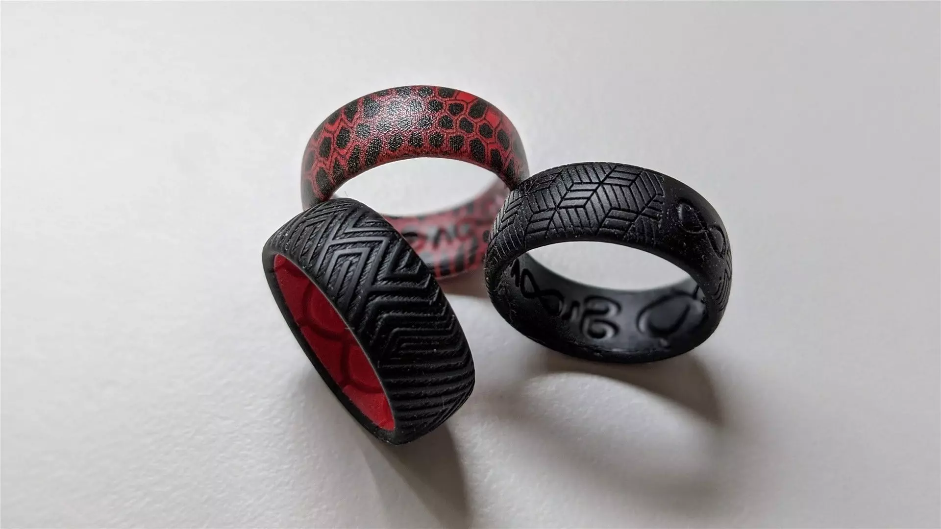 Groove life prstenovi u crnoj, crnoj i crvenoj i crvenoj boji.