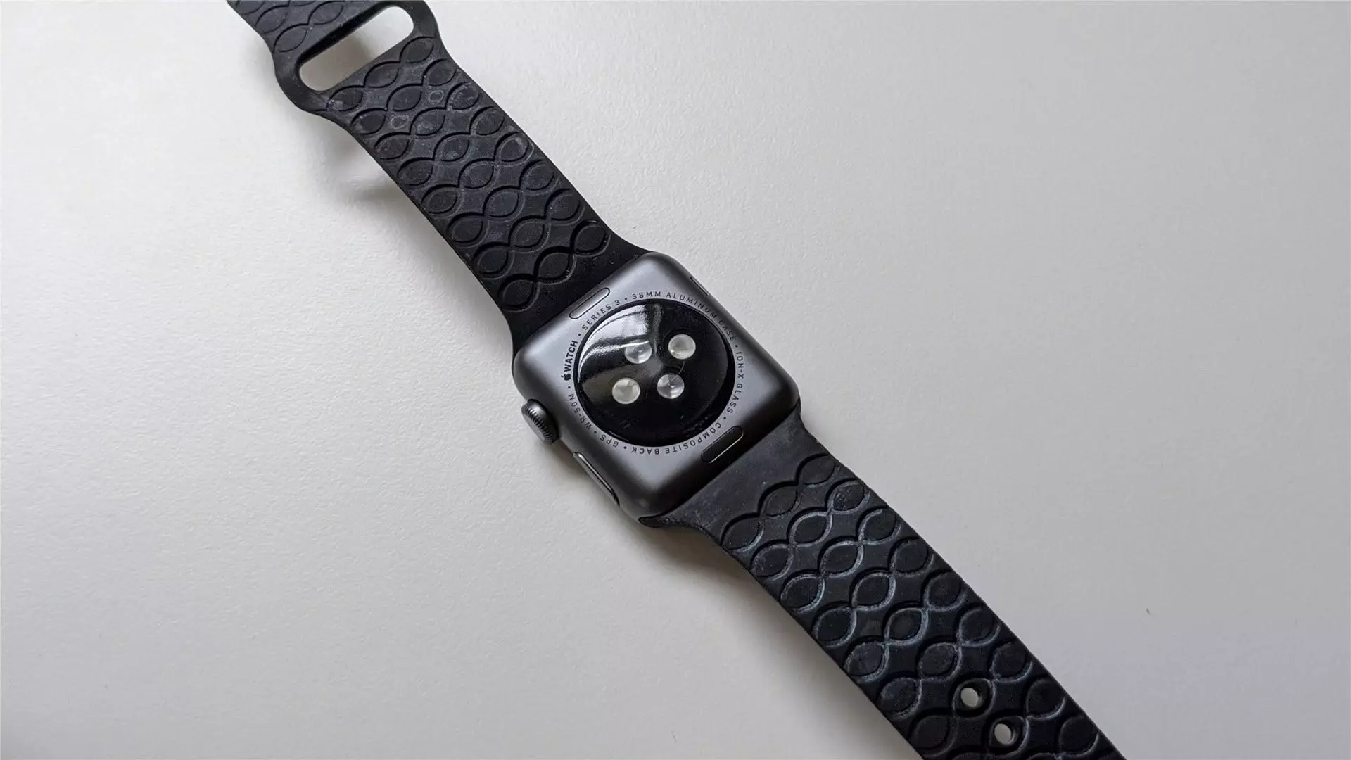 Apple Watch બેન્ડનો પાછળનો ભાગ, ગ્રુવ્સ દર્શાવે છે