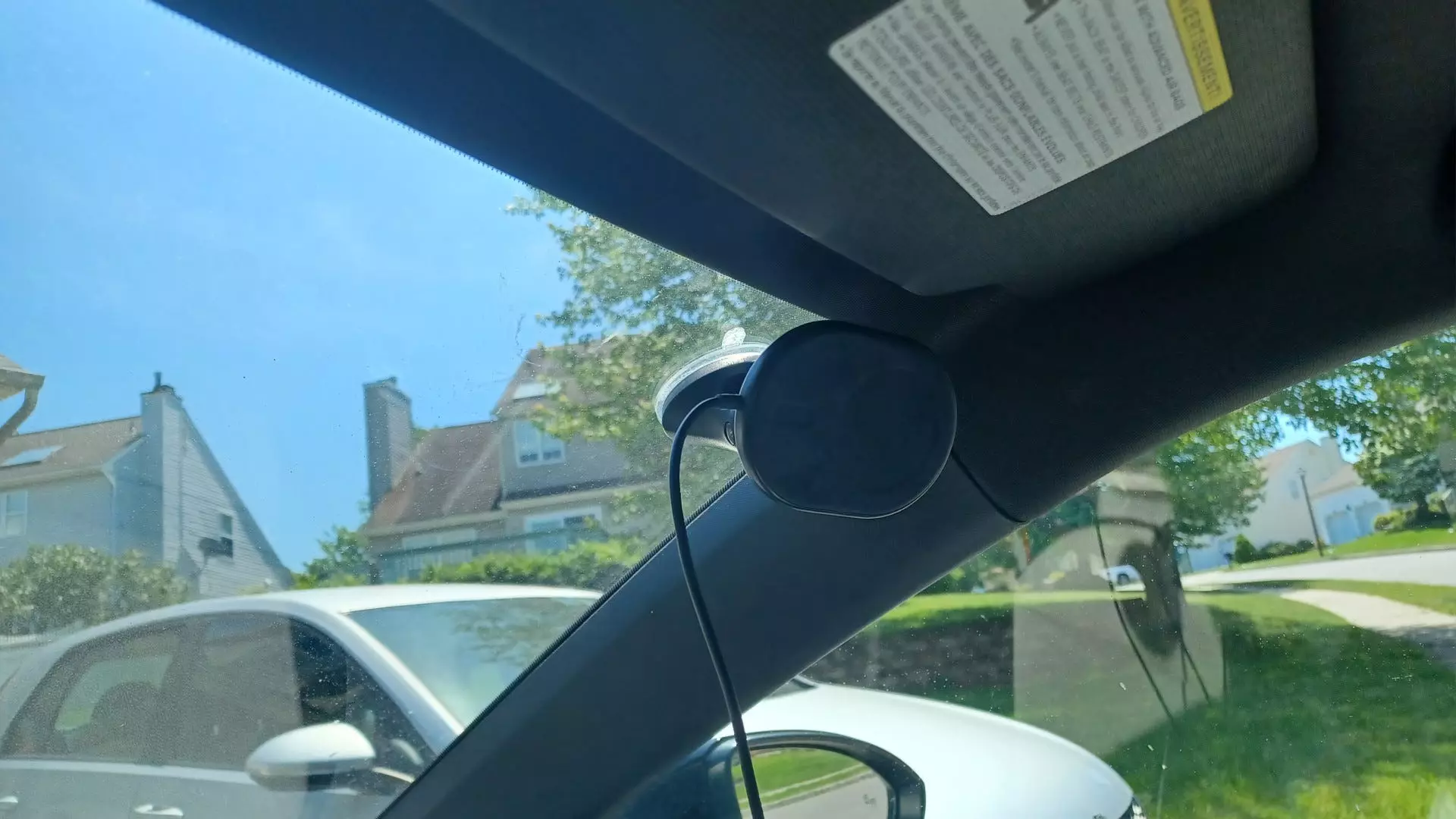 iOttie Velox magnētiskā bezvadu uzlādes panelis un vējstikla stiprinājums uz vējstikla