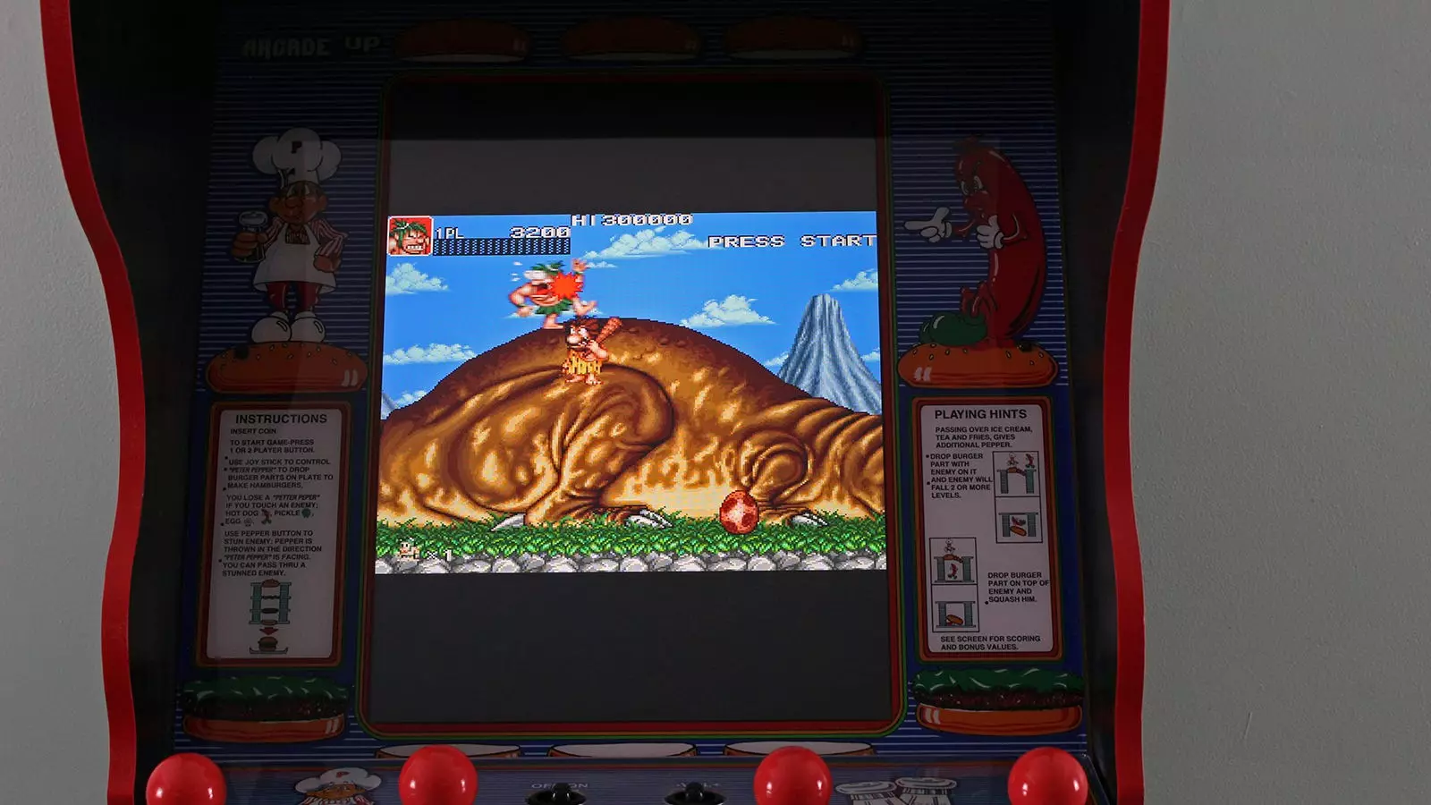 Caveman Ninja com um dinossauro gigante na tela e barras pretas acima e abaixo do jogo.