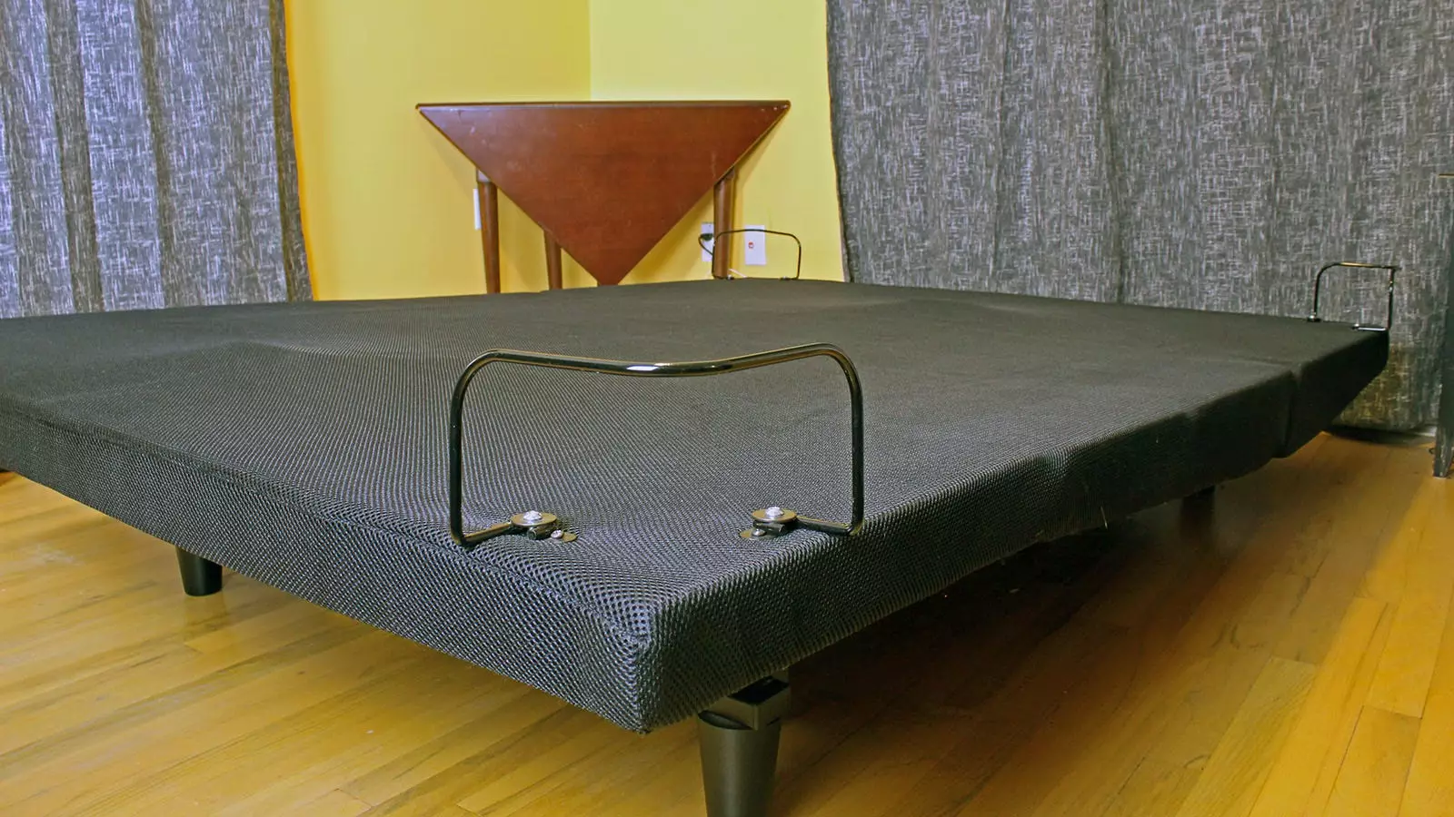 Una cama de plataforma plana con los pies elevados por encima de la cabeza.
