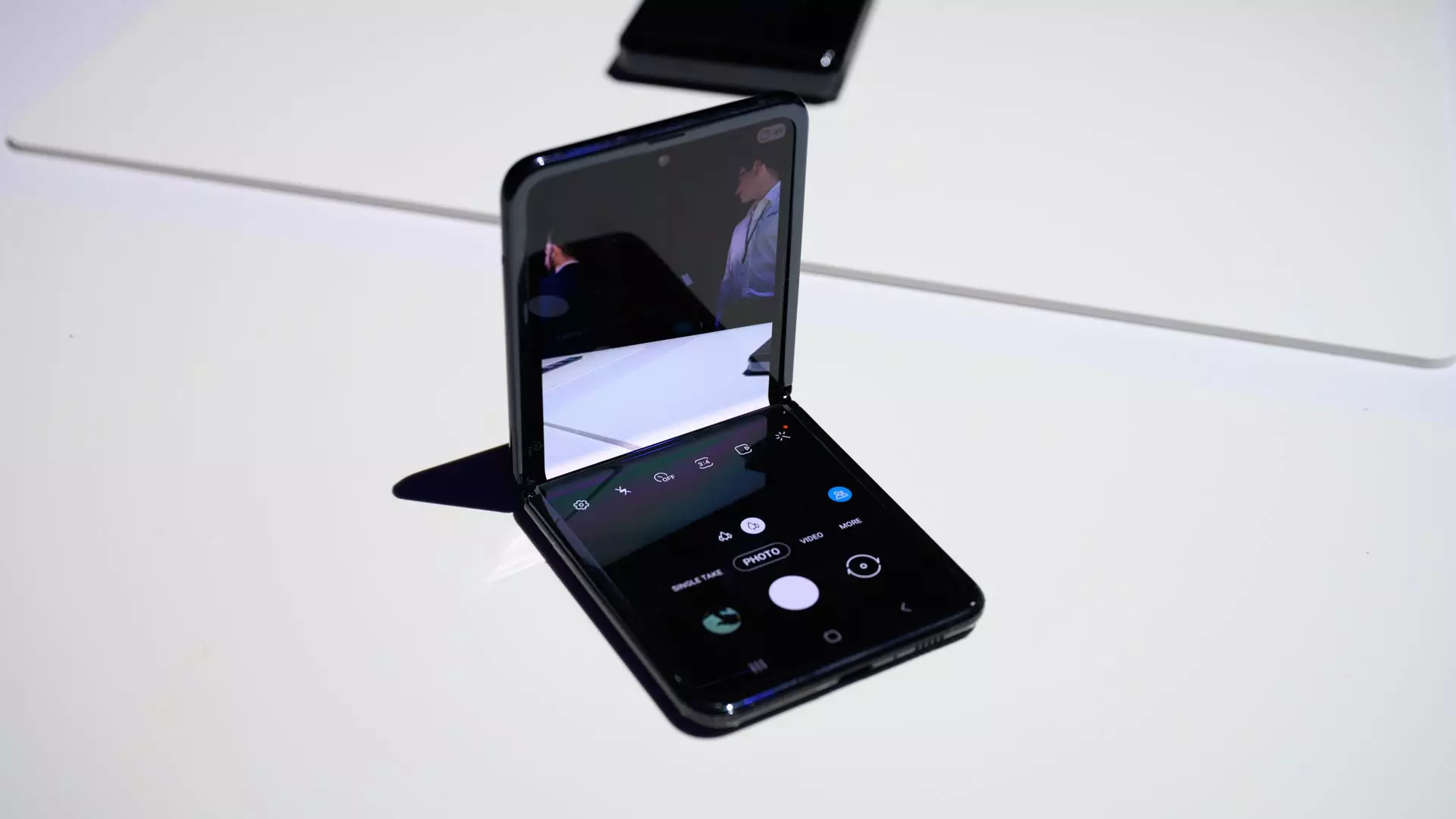 Das geöffnete Galaxy Z Flip zeigt den Flex-Modus