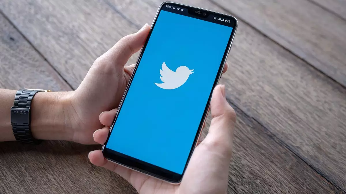 A aplicación Twitter de Android intenta abrirse nun teléfono OnePlus.
