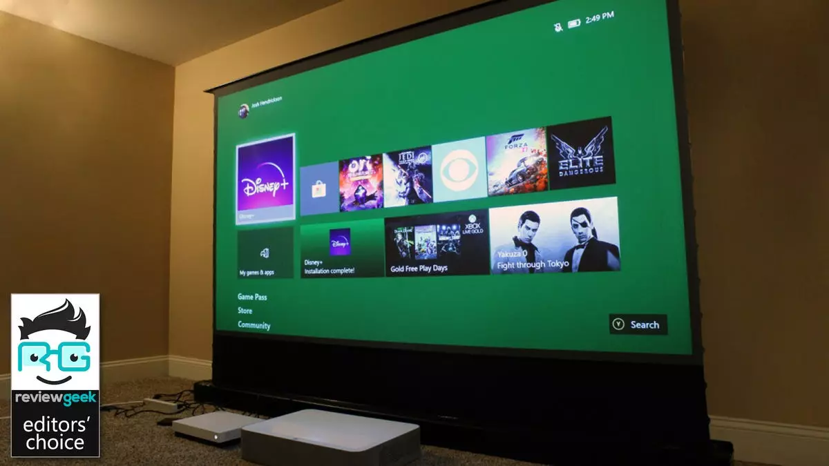 Vava projektor, mis istub Xboxi kõrval ja on vaid mõne tolli kaugusel suure 100-tollise ekraaniga.