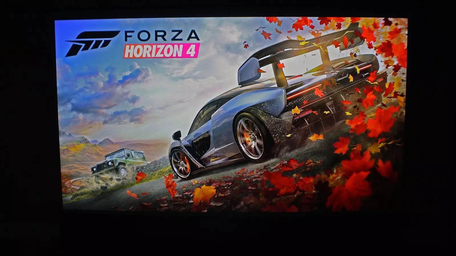 La schermata iniziale di Forza Horizon 4 su uno schermo da 100 pollici.