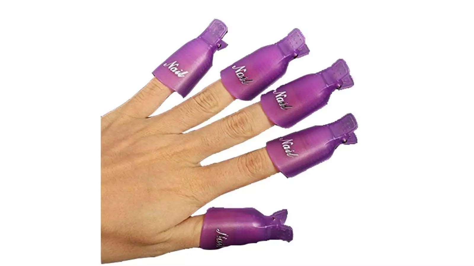 一隻手在每個指甲上都有紫色 Highrock 丙烯酸指甲油卸妝夾帽。