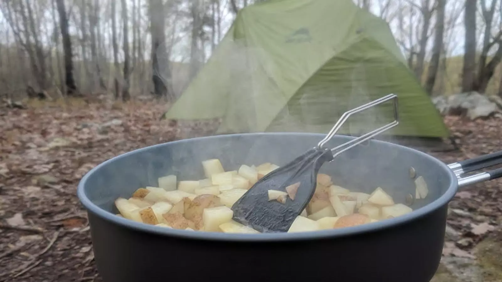 5 stufat më të mira të kampit për ushqime të nxehta në pyll