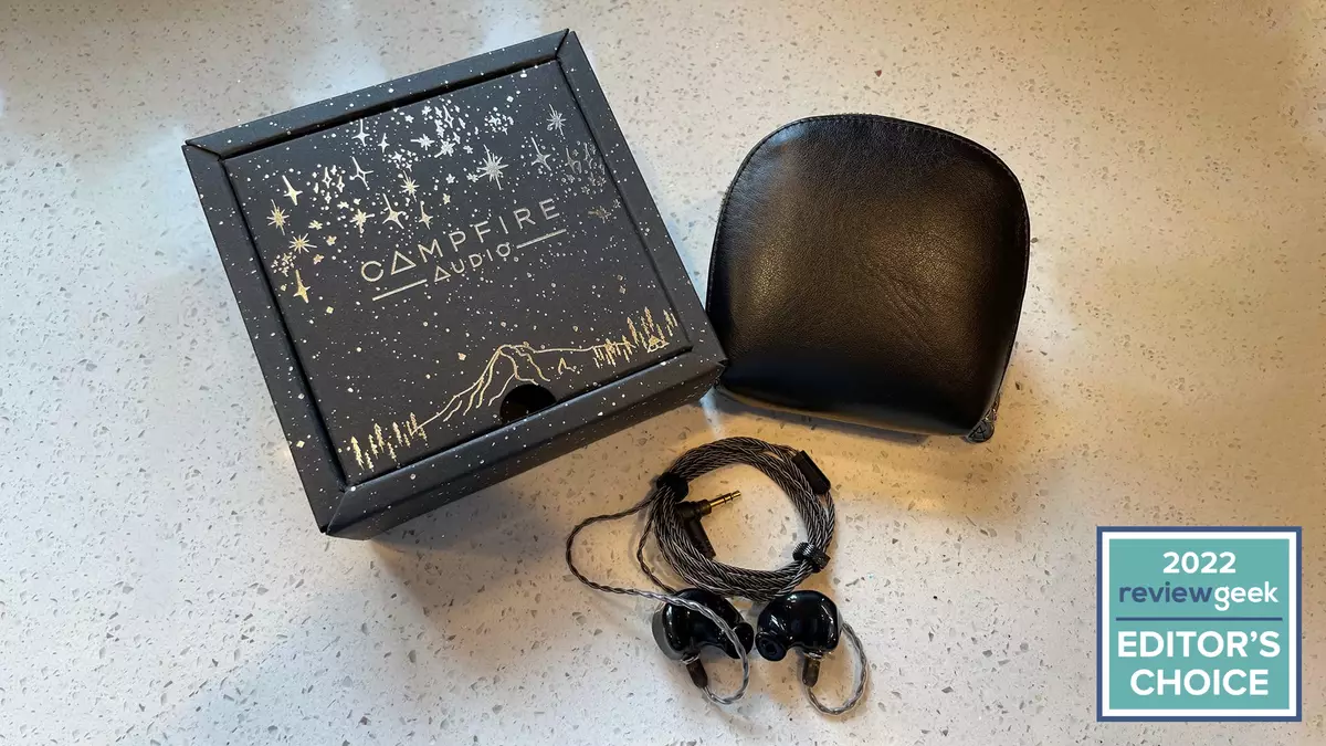 Een set Solstice in-ear monitors naast een koffer en doos