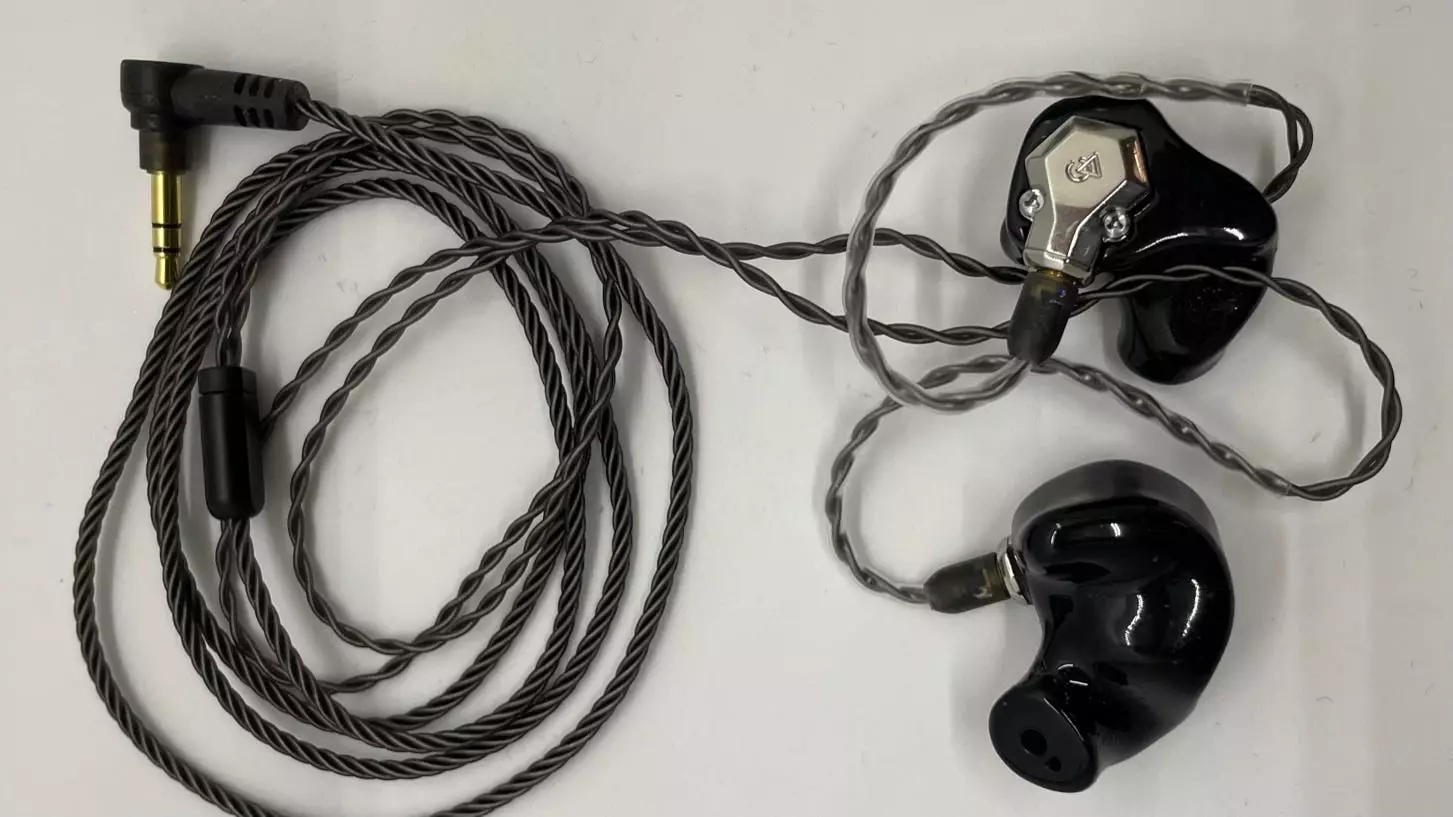 Foto af in-ear monitor og kabel