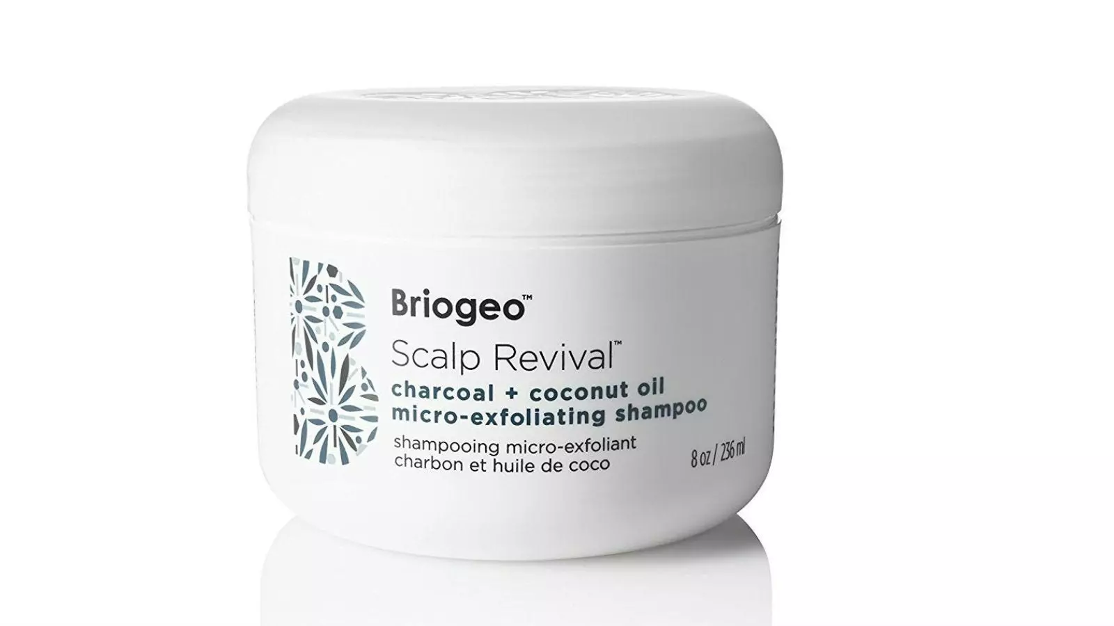 Баночка микроотшелушивающего шампуня Briogeo Scalp Revival Charcoal + Coconut Oil.