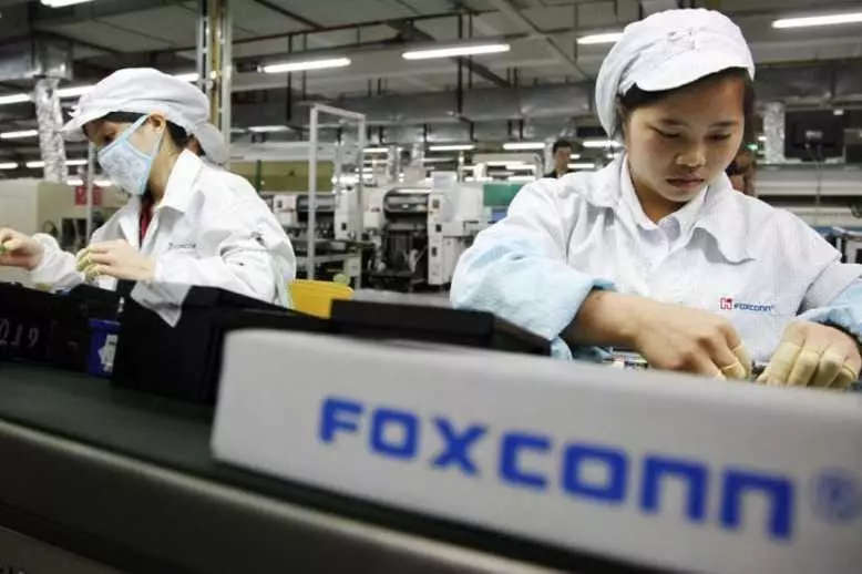 Foxconn fabrikasında çalışan işçiler.