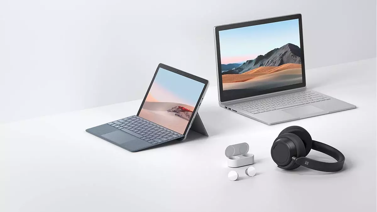 白色櫃檯上的 Surface Book 3、Surface Go 2、Surface Headphones 2 套裝和 Surface Buds。
