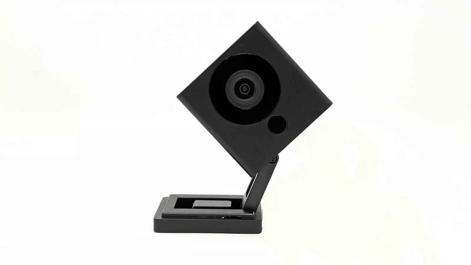 En svart Wyze-kamera med lutande huvud.