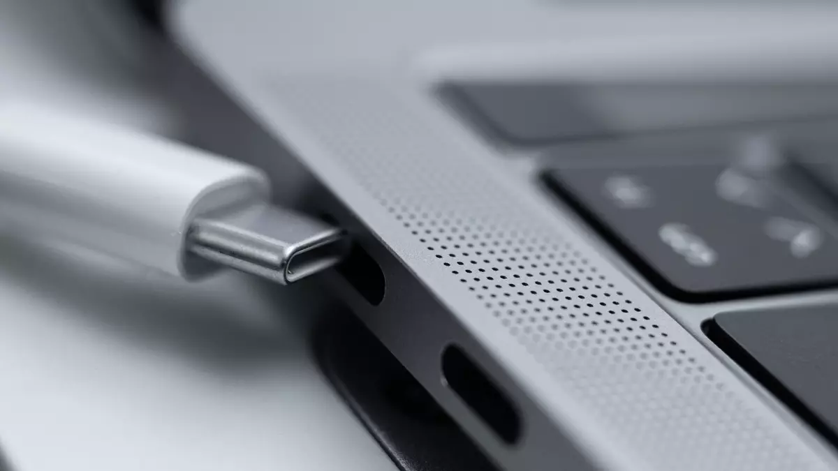 Bílý nabíjecí kabel a dva identické konektory USB typu c na macbooku pro 2019