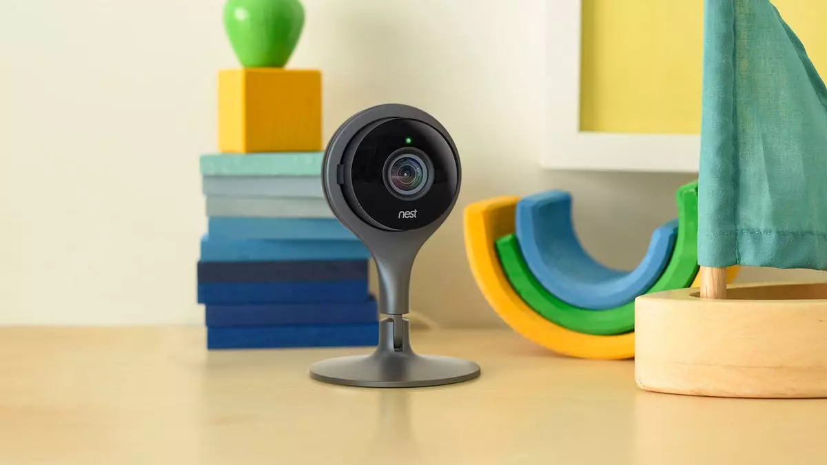 Một camera an ninh của Nest trên bàn cà phê được bao quanh bởi đồ chơi.
