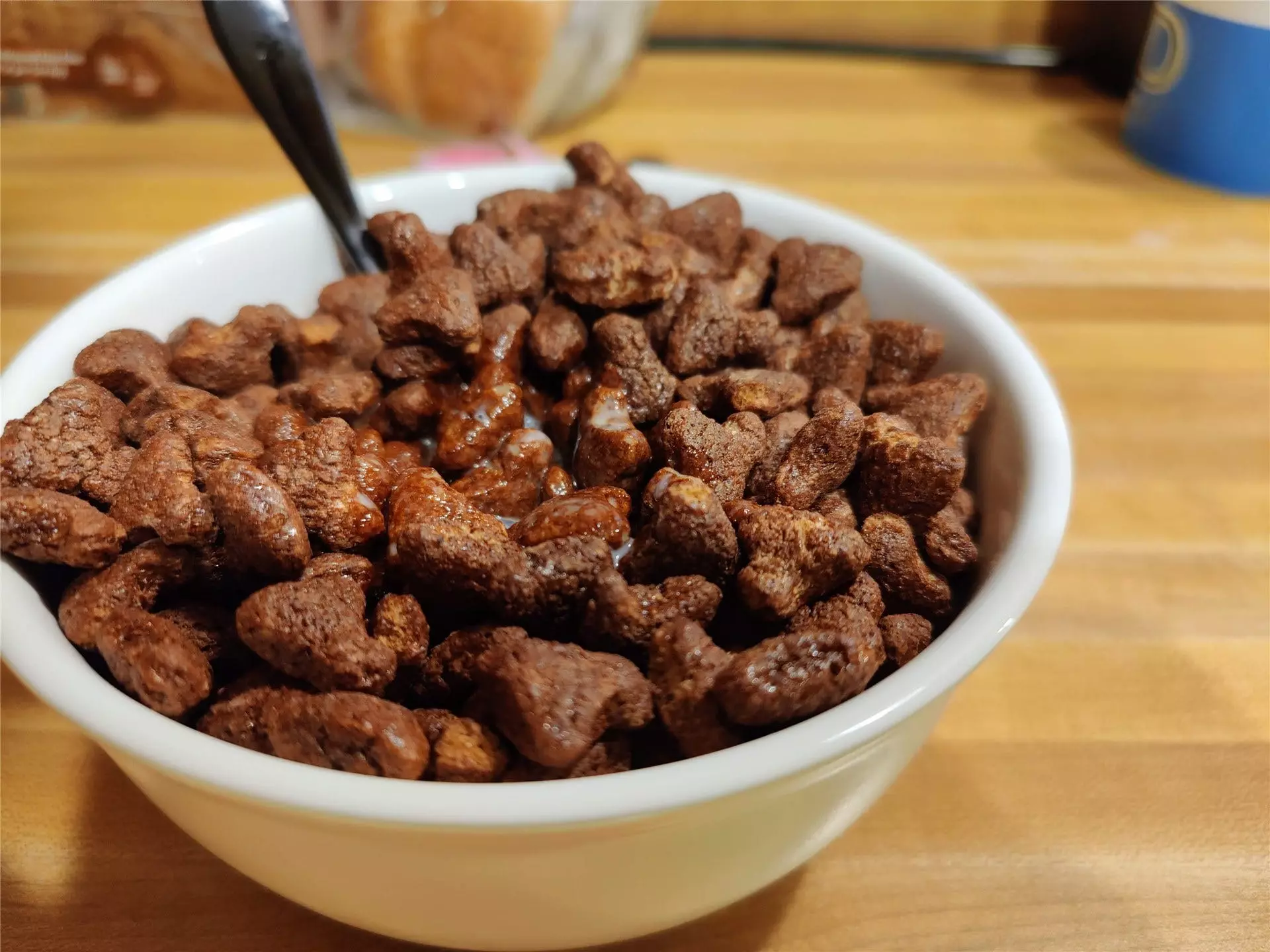 Hershey's Kisses Cereal ในชามใส่นม