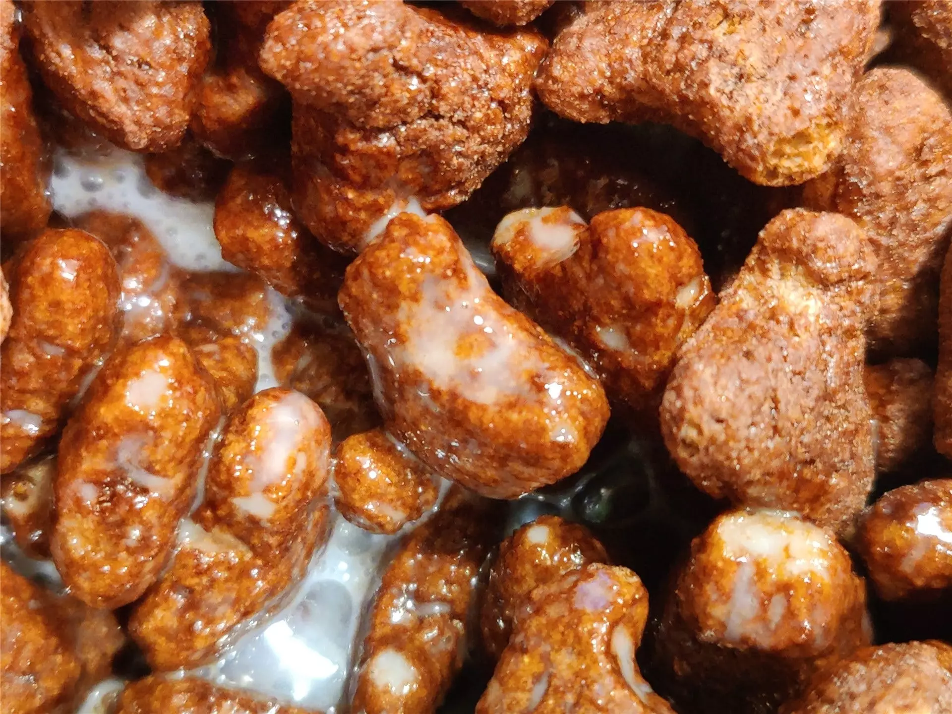 Eine Nahaufnahme der Textur von Hershey's Kisses Cereal