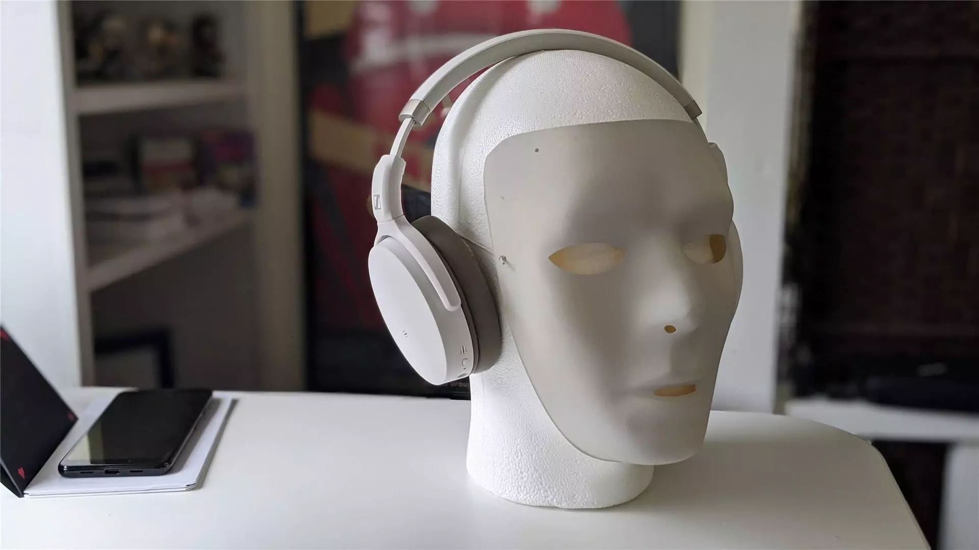 Глава манекена од стиропора и бела маска са слушалицама Сеннхеисер ХД 450БТ