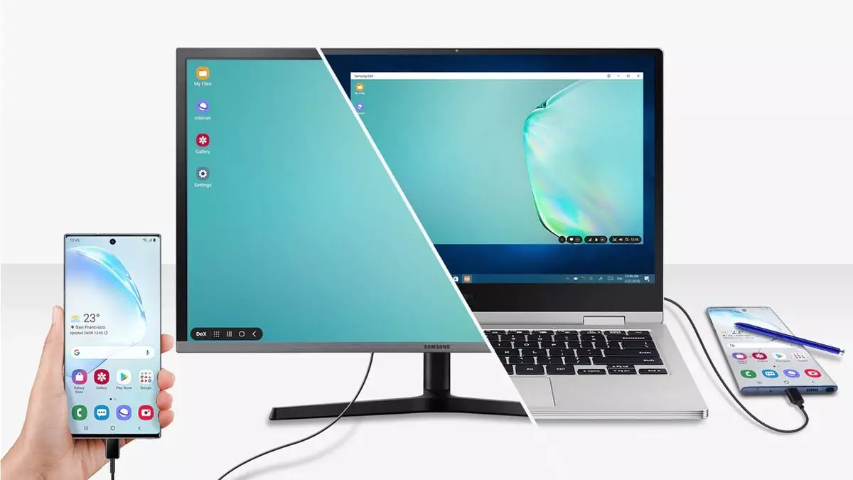Dua smartphone terhubung ke monitor dan komputer