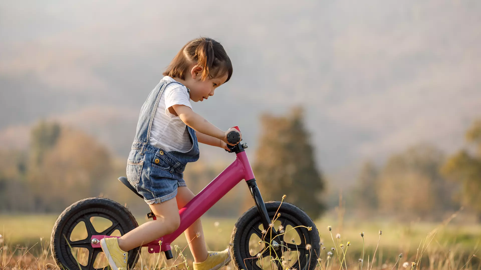 バランスバイクに乗る幼児。