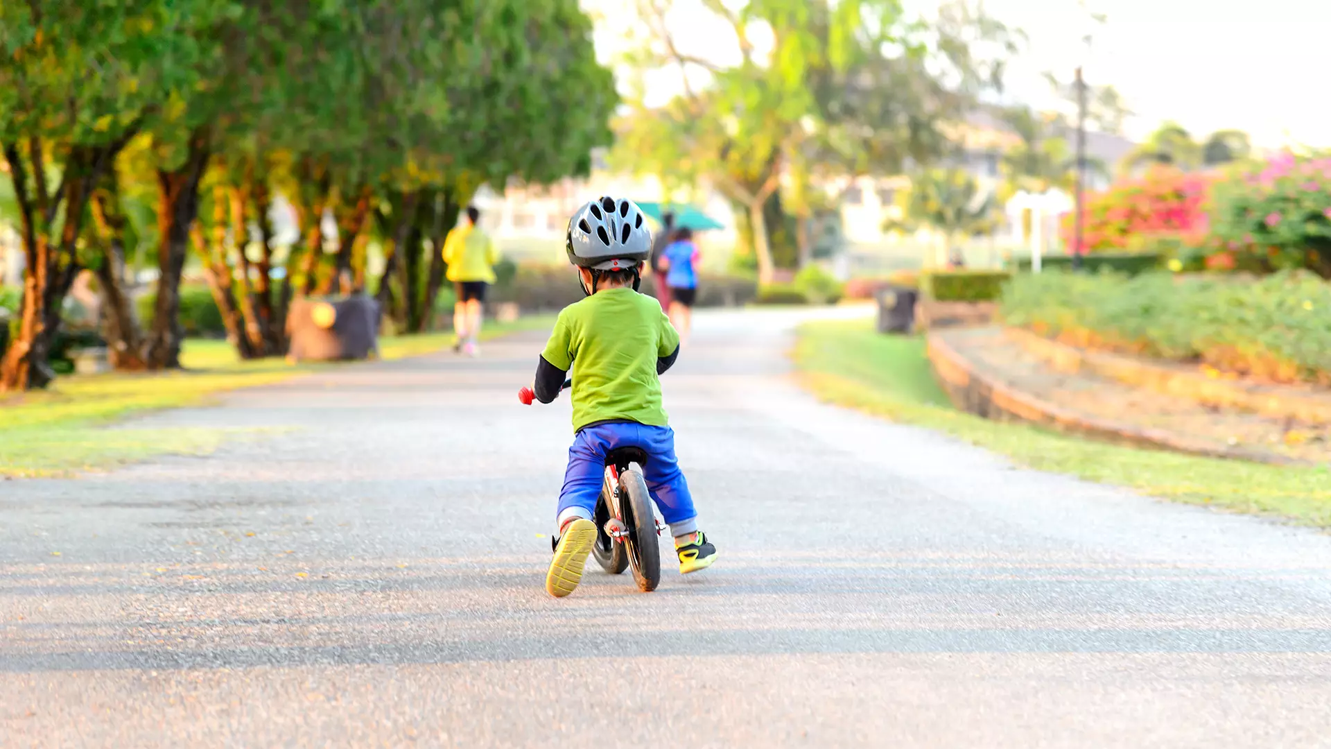 Ένα μικρό παιδί που γλιστρά σε ένα ποδήλατο ισορροπίας.