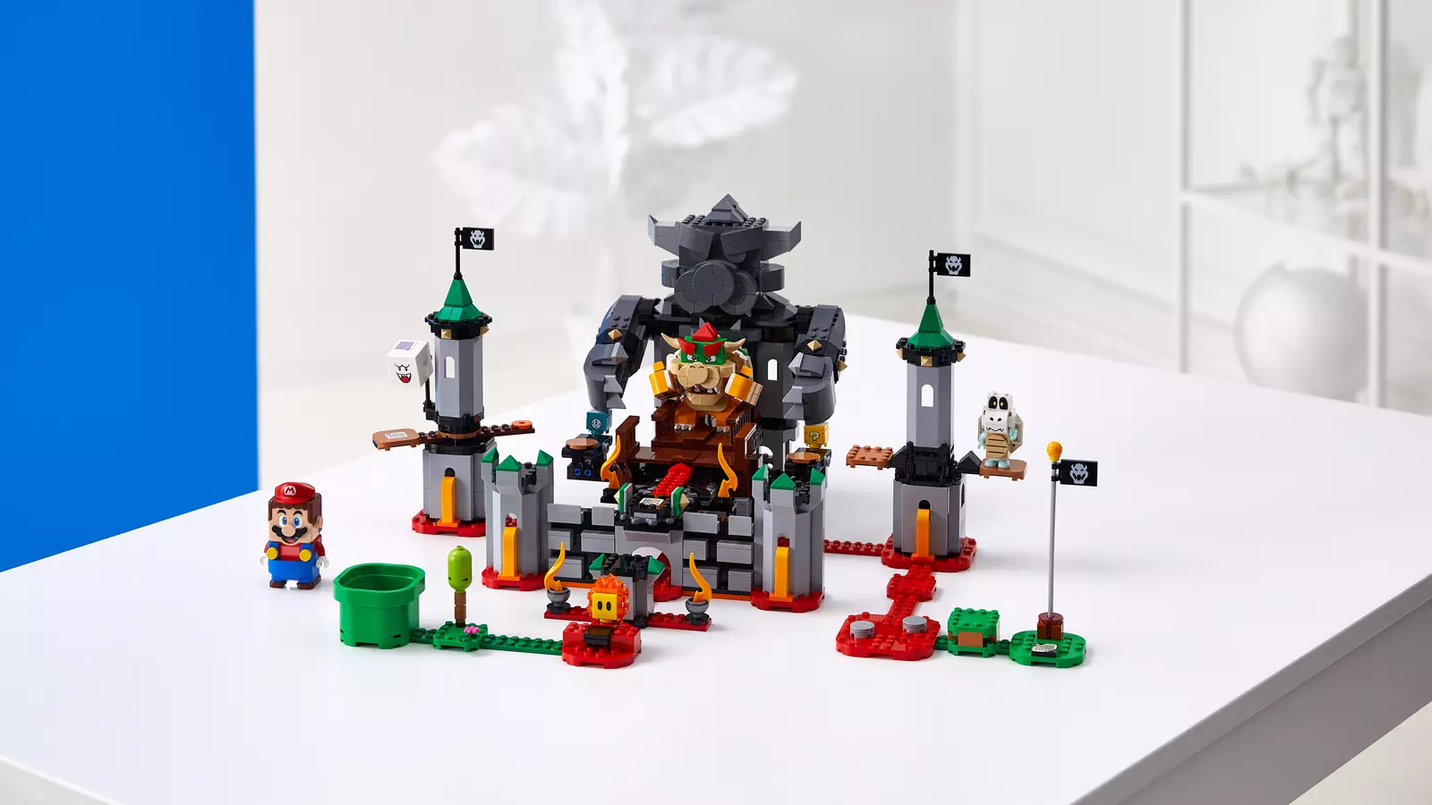 De LEGO Bowser Castle set mei gigantyske Bowser, en Bowser Course flagge