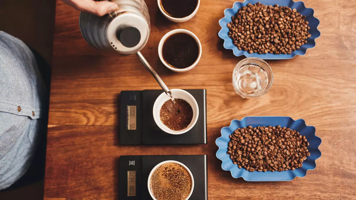 Cà phê được sắp xếp một cách nghệ thuật với hạt và túi đựng