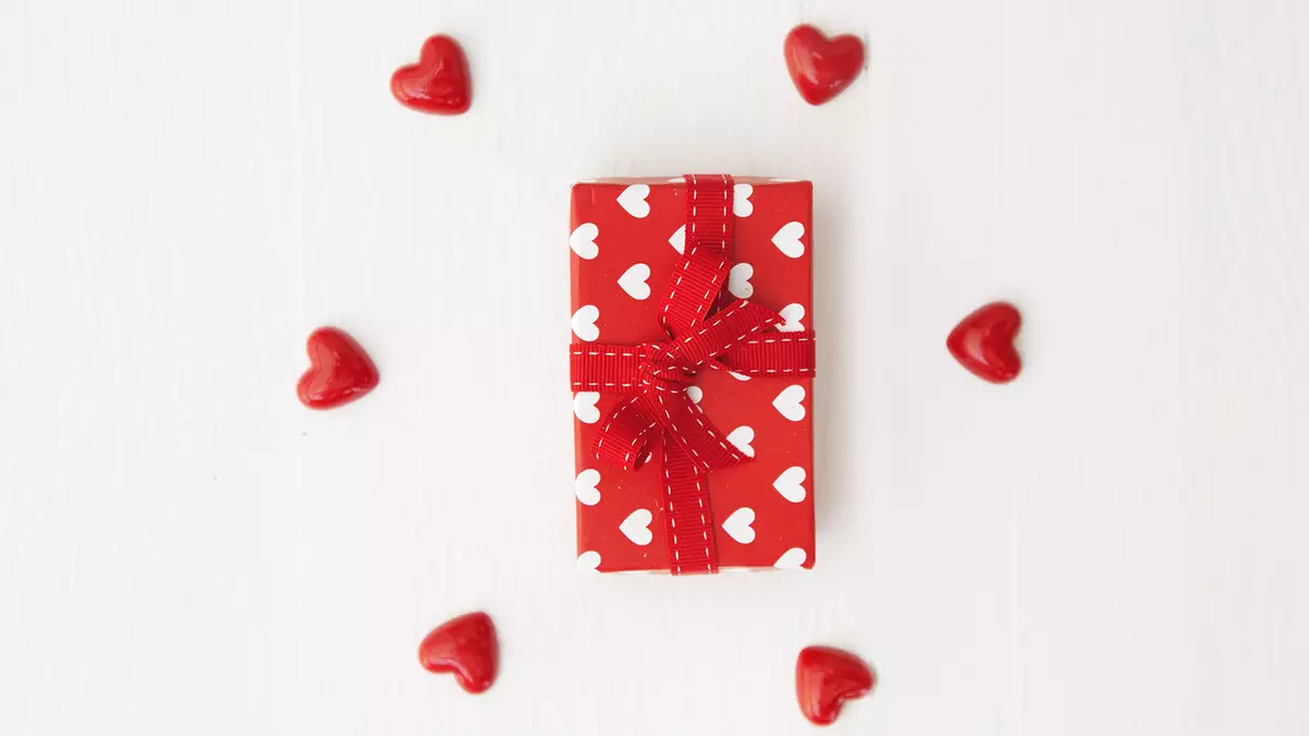 包装されたバレンタイン デー プレゼントの写真。