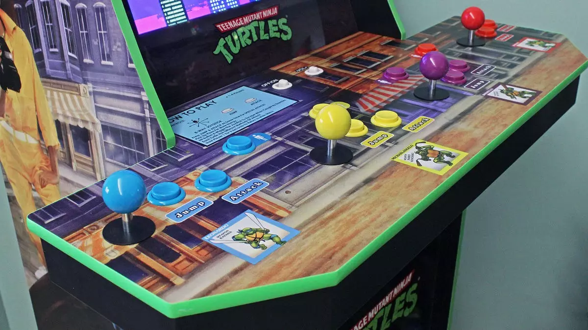Dek kontrol Teenage Mutant Ninja Turtle Arcade sareng logo dina layar.