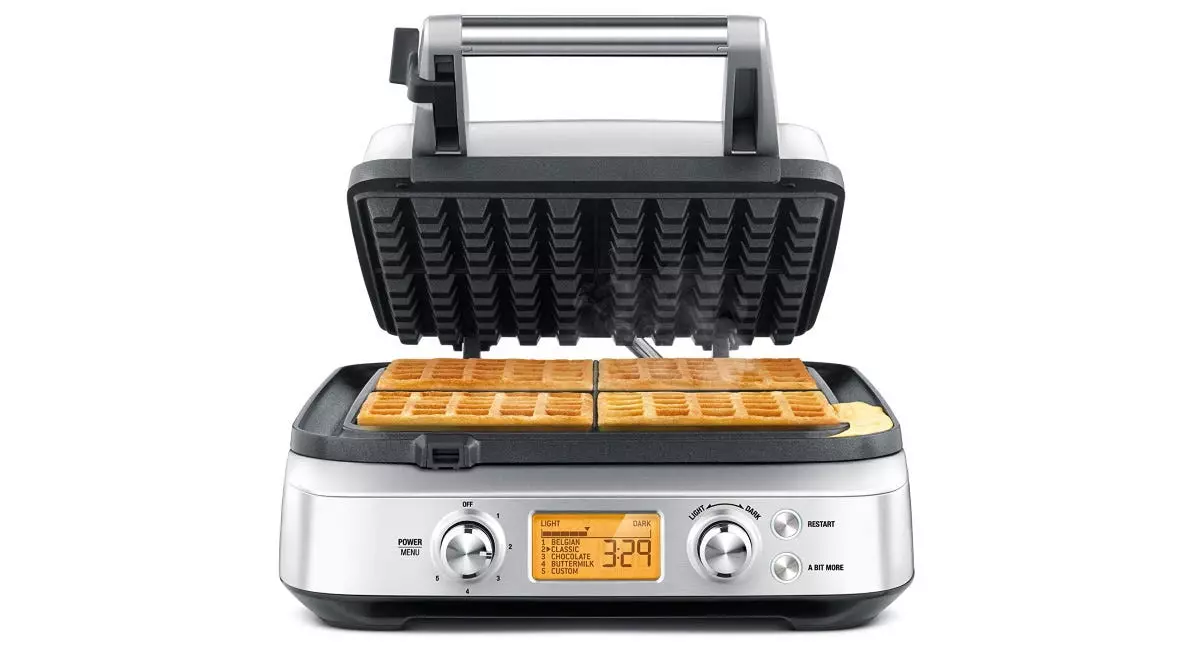 Breville BWM640XL Smart-Slice Waffle Maker yokhala ndi chivindikiro chotseguka ndi ma waffle anayi pathireyi.