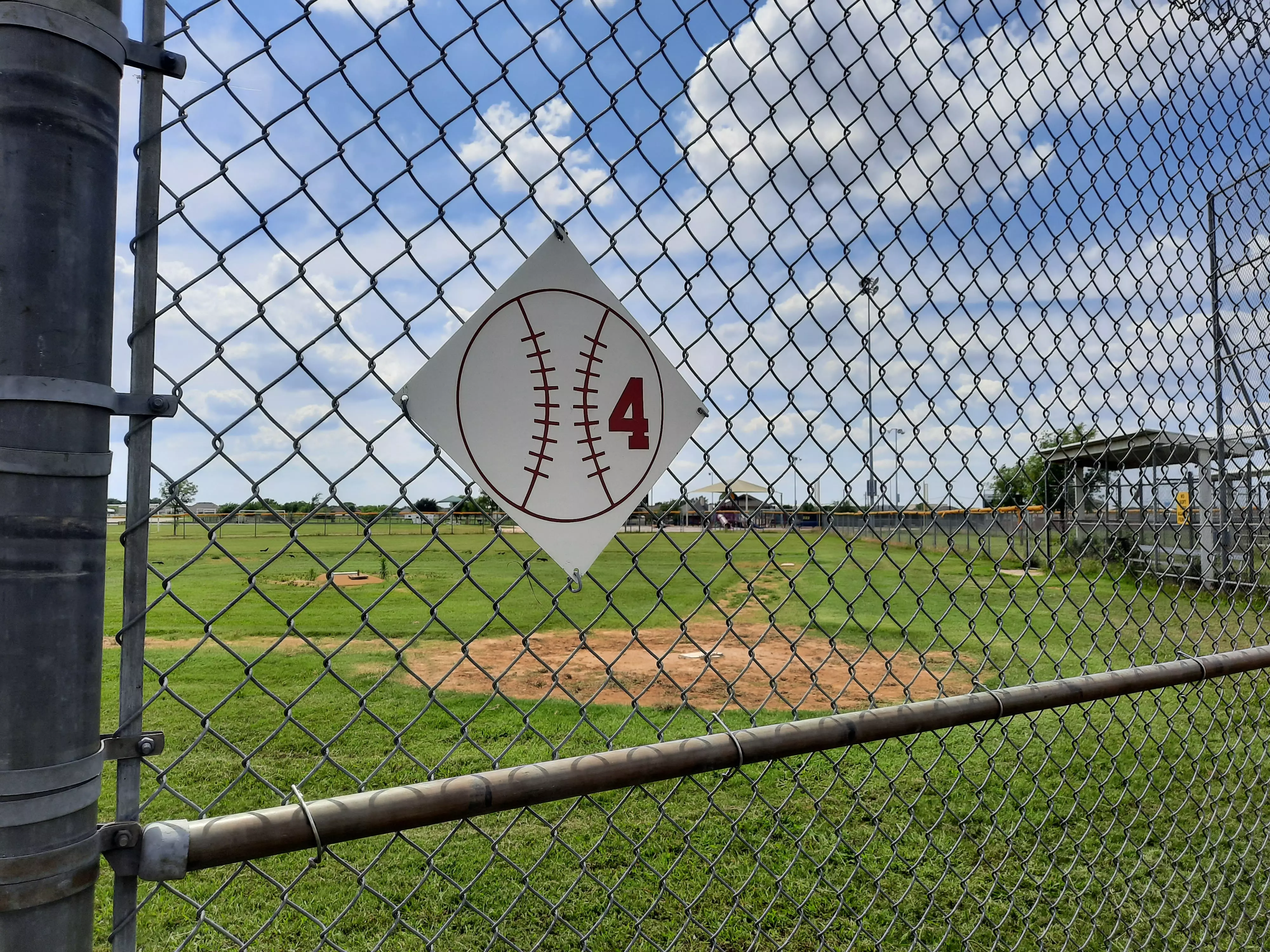 Gardul terenului de baseball