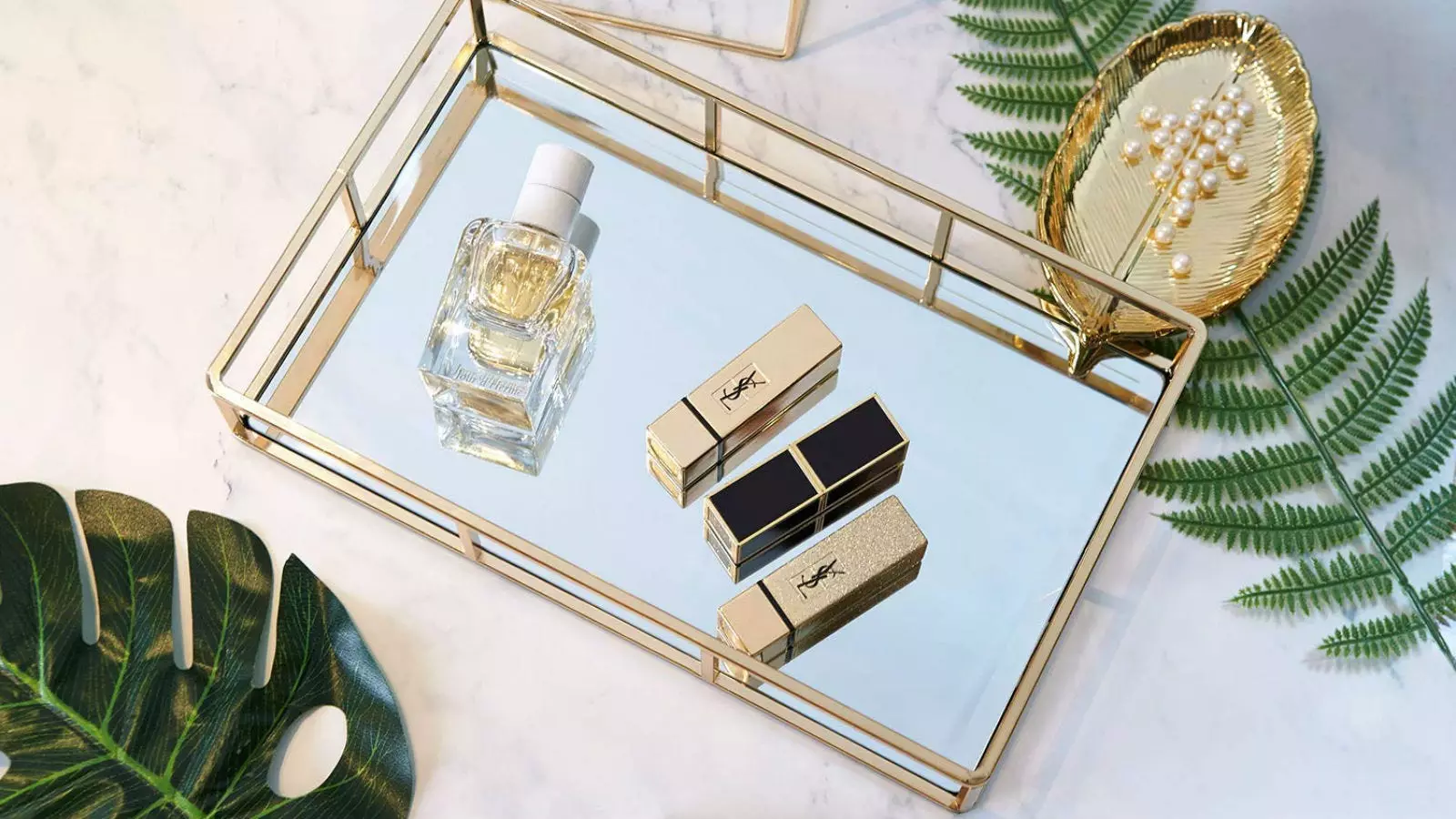 PuTwo Tray Mirror drži staklenu bočicu parfema i tri manja parfema.