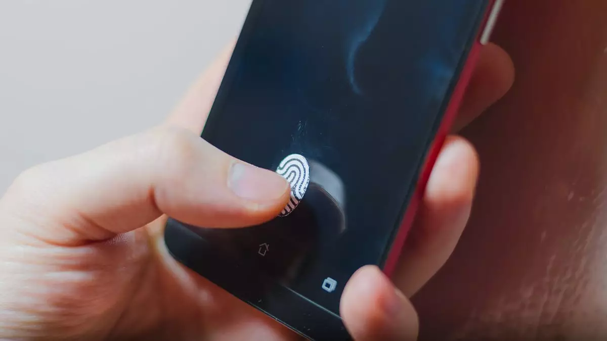 Usa ka telepono nga adunay fingerprint scanner.