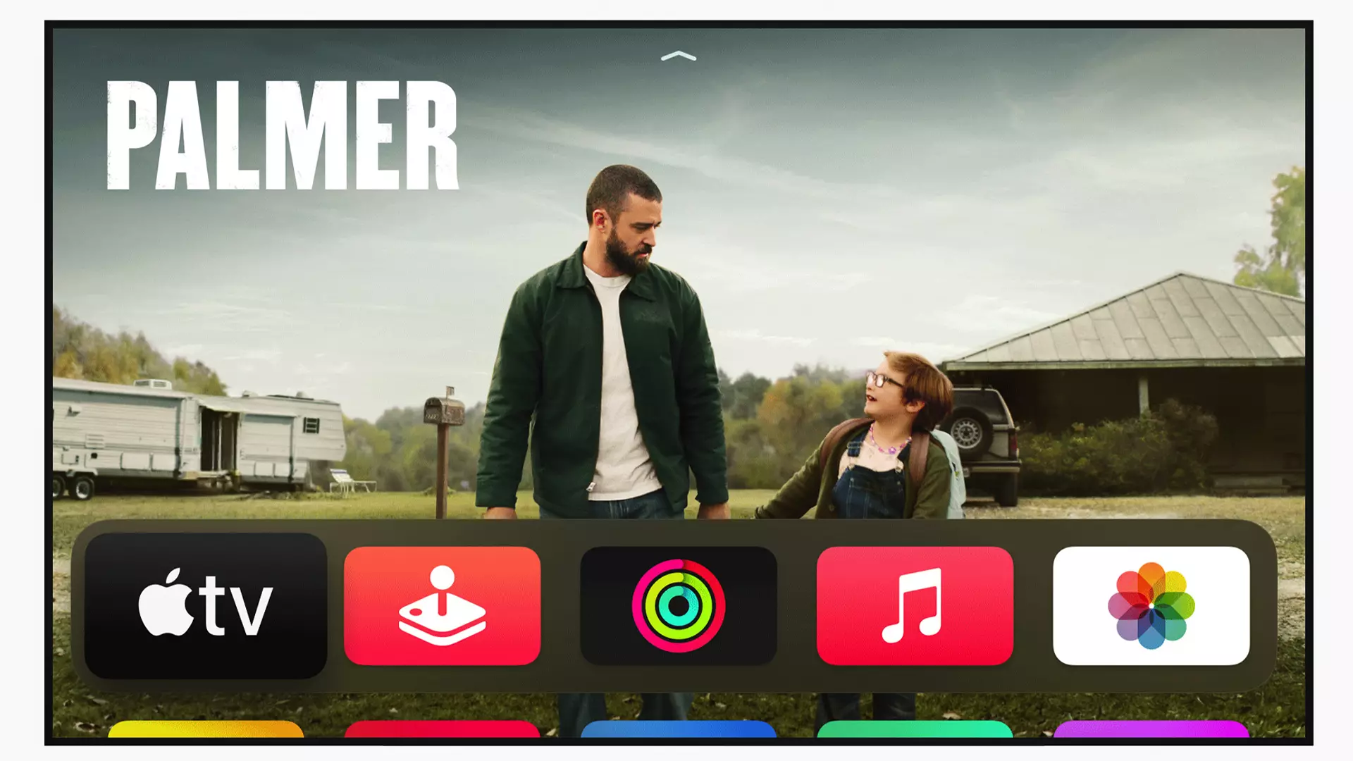 Интерфејсот на Apple TV, кој покажува банер веднаш над збирката на апликации.