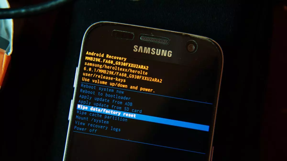 बूटलोडर रिकव्हरी स्क्रीनमध्ये Samsung Android फोन.