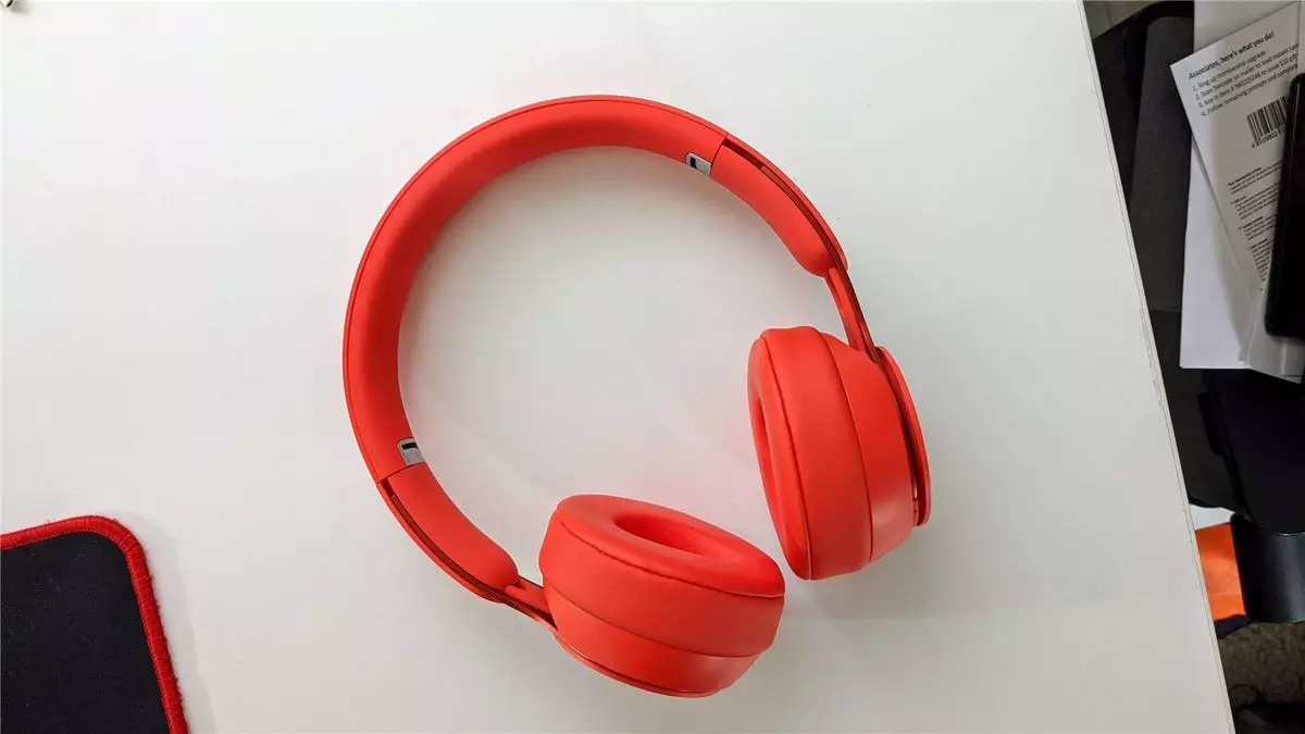 Solo Pro နားကြပ်များကို အနီရောင်ဖြင့် အနိုင်ယူထားသည်။