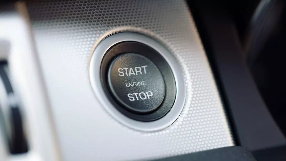 Un botón de arranque e parada para un coche híbrido.