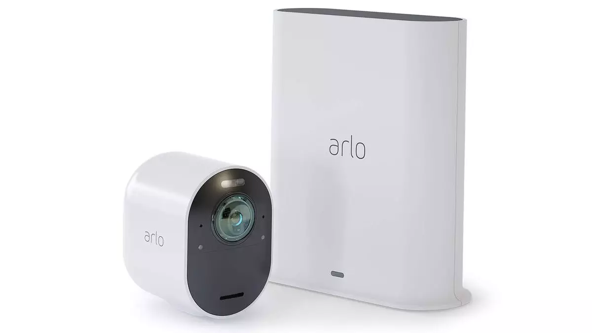Een Arlo Ultra beveiligingscamera en hub.