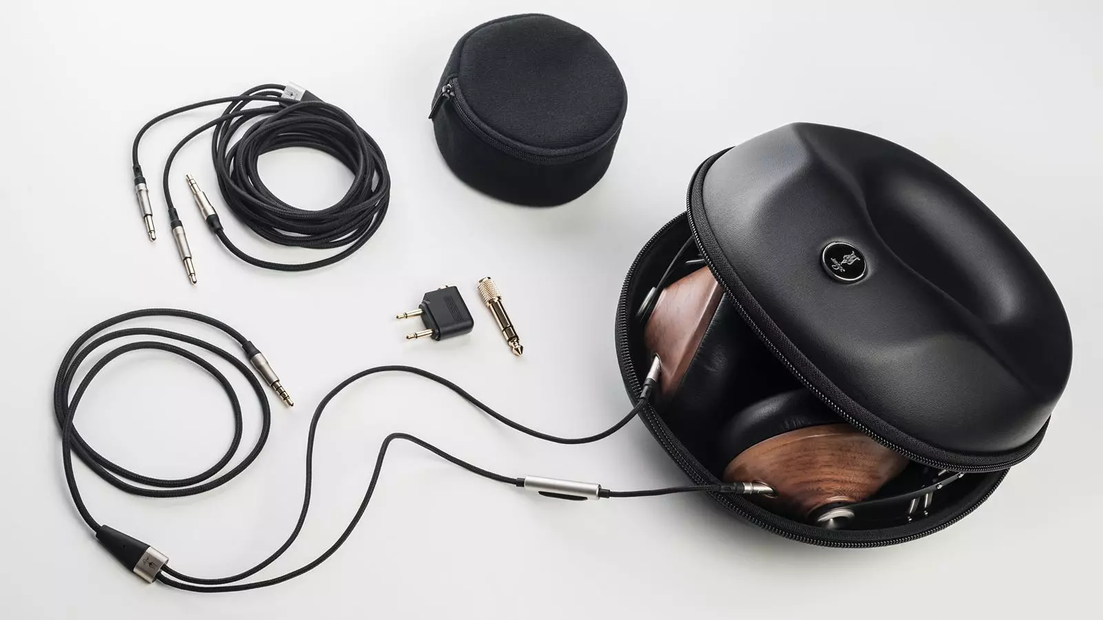 Gambar headphone, tas jinjing, kabel, dan adaptor