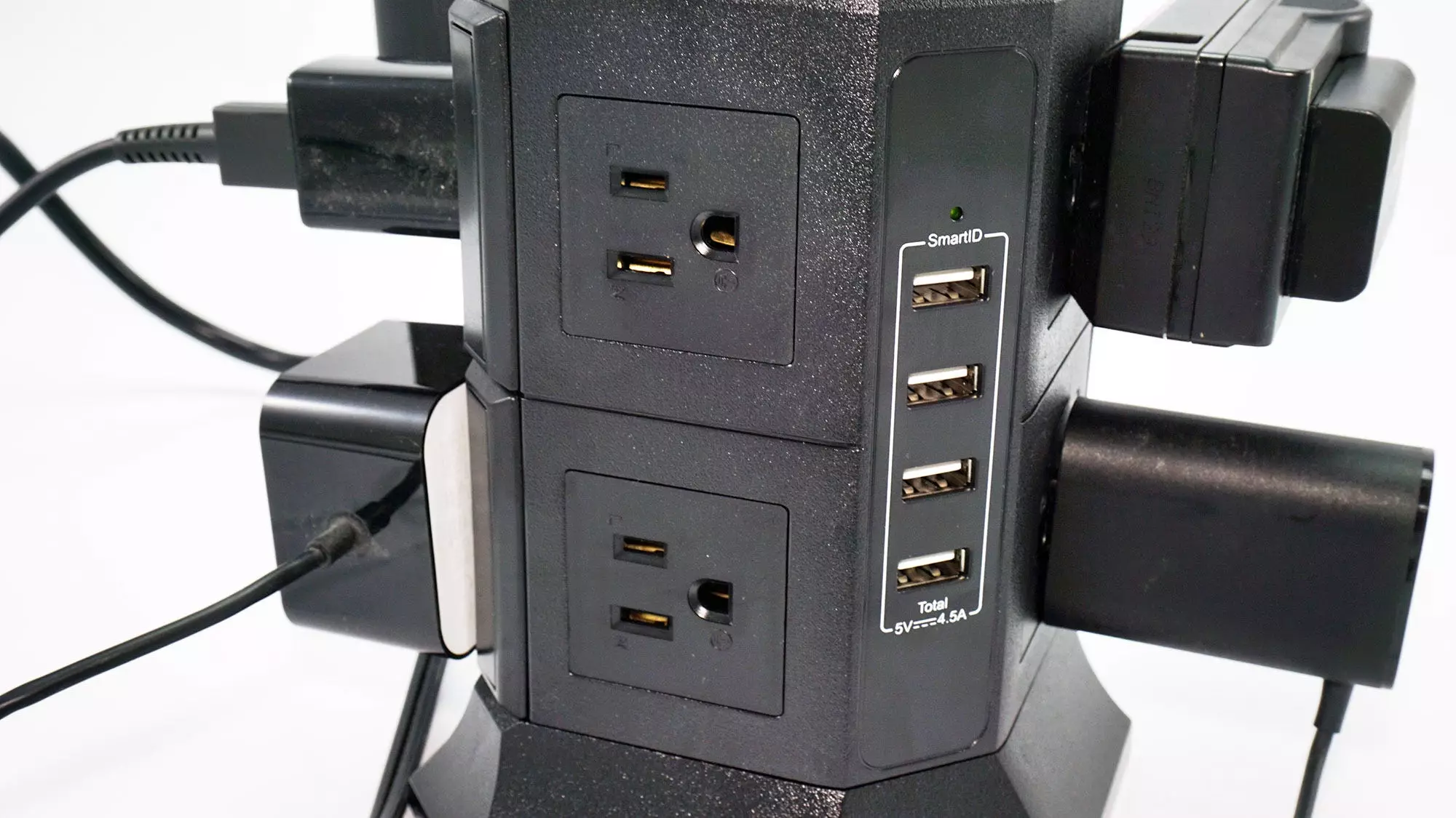 दुई आउटलेटहरू र USB पोर्टहरू खुला।