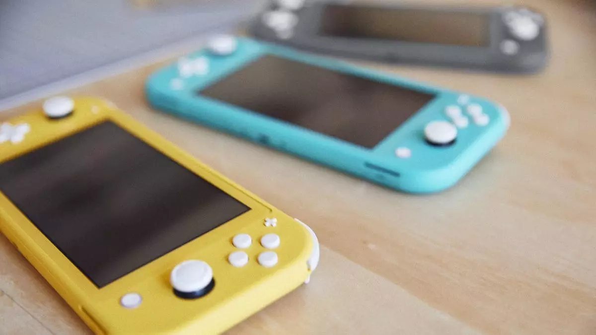 Kolm kollase, sinise ja halli värvi Nintendo Switch lite konsooli.