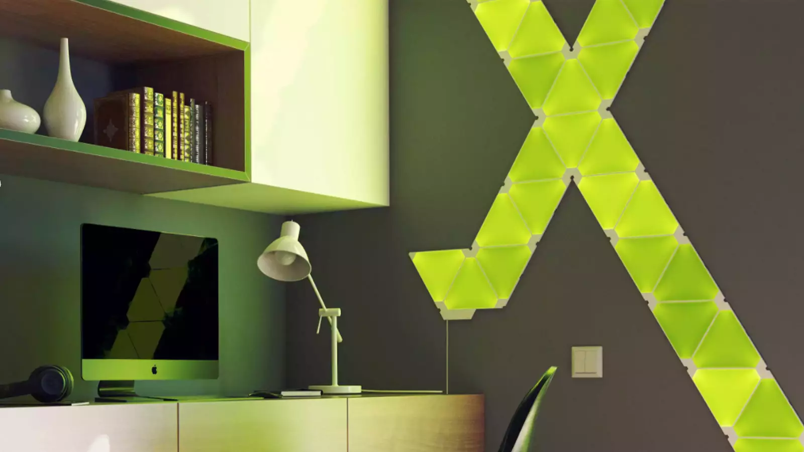 Жълто-зелени цветни панели Nanoleaf, монтирани в X форма на стена в домашен офис