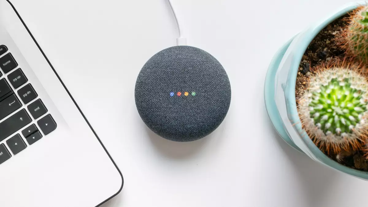 Google Home mini-smarthøjttaler med indbygget Google Assistant