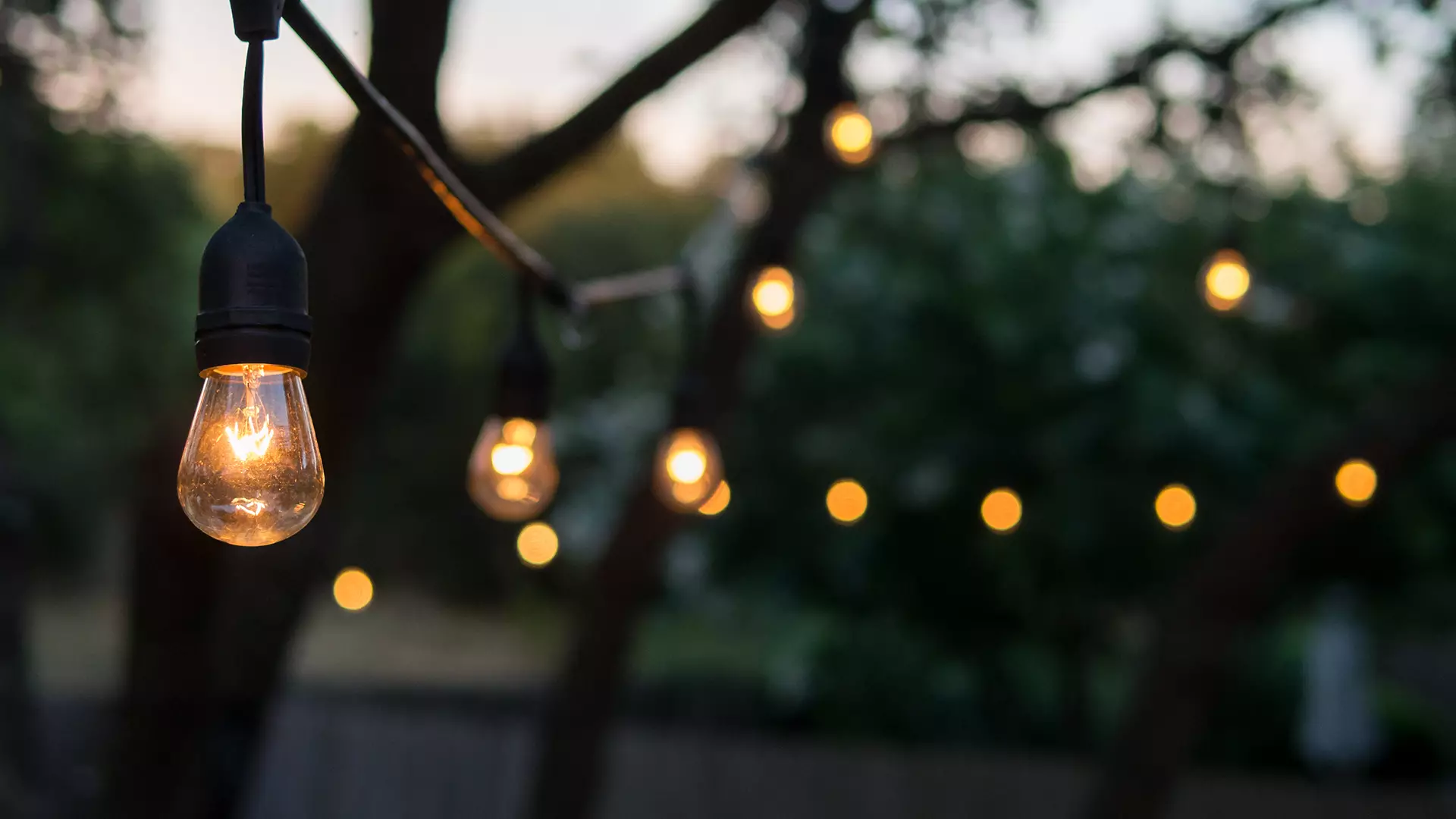6 drita dekorative që do të gjallërojnë kuvertën, verandën ose oborrin tuaj