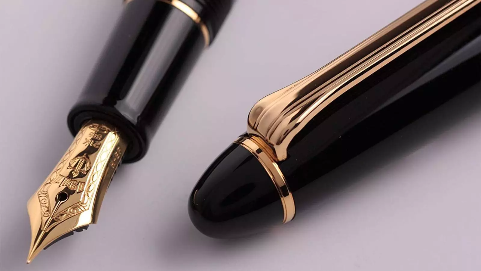 Penita și capacul placate cu aur ale stiloului Sailor Profit în negru.