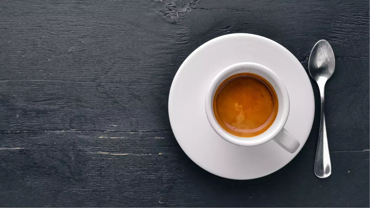 Secangkir espresso di atas meja hitam
