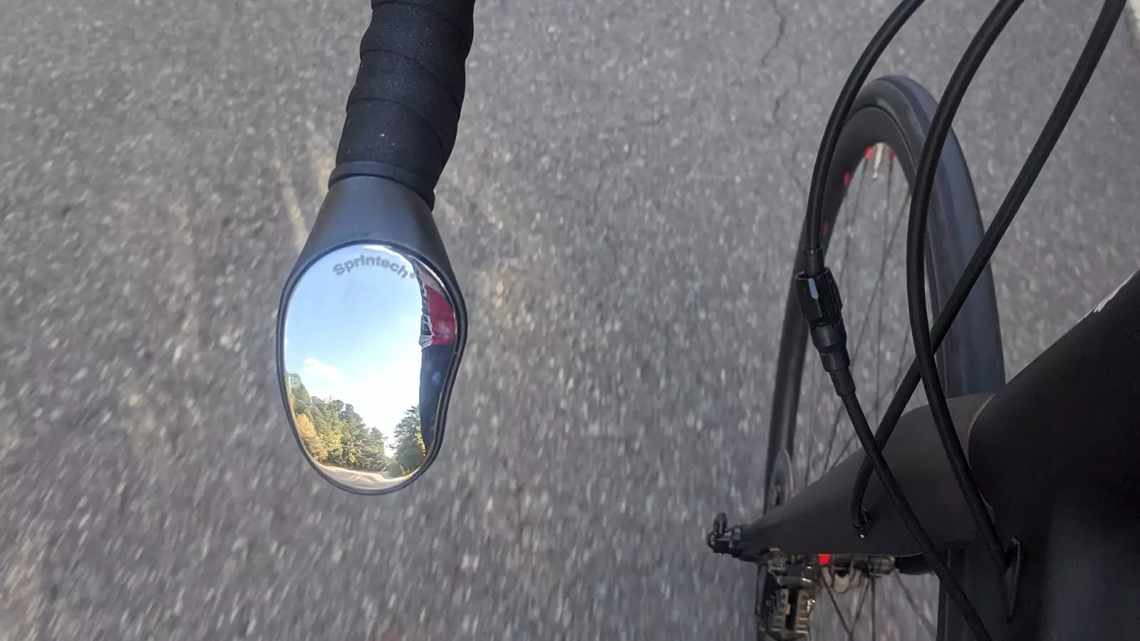 Um espelho de bicicleta preso a uma bicicleta.